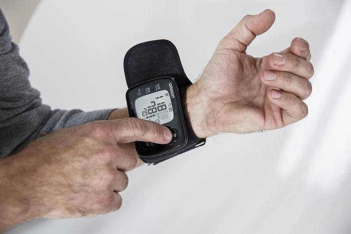 ΥΠΕΡΑΥΤΟΜΑΤΟ ΠΙΕΣΟΜΕΤΡΟ ΚΑΡΠΟΥ OMRON RS6 - ΠΙΕΣΟΜΕΤΡΑ | Plus4u